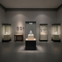 China Custom Museum Exhibit Cases 90° Side Opening Glass Full View Freestanding LED Light Showcases for sale