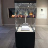 China Custom Freestanding Glass Display Cabinet Museum LED Lighting Glass Cabinet For Exhibitions for sale