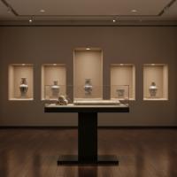 China Professional Museum Glass Display Cabinets T Type Sturdy For Antiques Artwork for sale