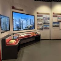 China High End Museum Display Cabinet High Strong Glass Exhibit Display Cases With LED Lighting for sale