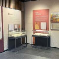 China Dust Resistant Table Display Cabinet Modern Style Custom Metal Frame Legs for sale