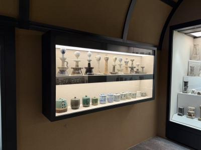China Functional Museum Hanging Display Cabinet With Double Layered Design for sale