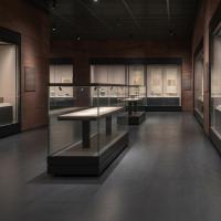China Sliding Opening Glass Door Museum Display Cabinet With Removable Lighting System for sale