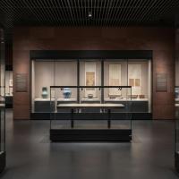 China Museum Anti-Reflection Glass Display Cabinet Custom Removable Lighting System for sale