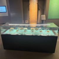 China Museum Display Cabinet Tabletop Glass Case, Five Sides, Complete Circle, Microclimate, Letters for sale