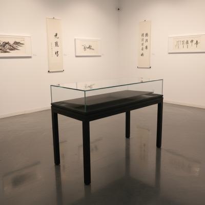 China Custom Table Display Cabinet, Table Display, Five-sided Glazing, 360-degree, Gel Desiccant, Papers for sale