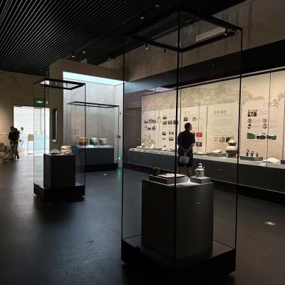 China Custom Low-reflection Glass Frameless Glass Showcase Modular Configuration Freestanding Display Cabinet for Museums for sale