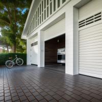 China Silver Modern Aluminium Rolling Door Louver For Commercial Buildings for sale