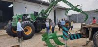 China 7 Ton Sugar Can Grab Loader Farming Equipment With Cummins Engine Hydraulic System Pressure for sale