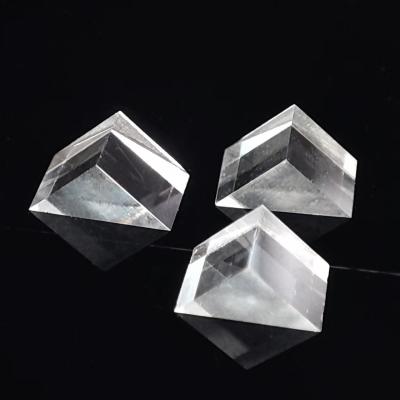 China Prism CVD Single Crystal Trigonal Diamond - Optical Grade with 1900-2200W/m·K Thermal Conductivity and >70% Transmission for sale
