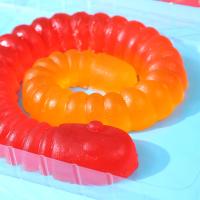 China Wholesale 900g Huge Worm Shape Giant Gummy Candy Fruit Flavor Soft Chewy Candy Sweets for sale