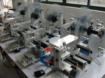 China Semi automatic red wine labeling machine cosmetics vial labeling for sale