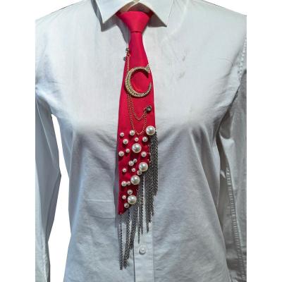 China Wholesale Letter C Pearl Brooch Necktie Handmade Faux Pearl Alphabet Pin with Iron Chain Tassel Decorative Polyester Tie for Women (Red) for sale