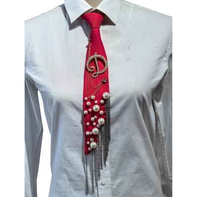 China Wholesale Letter D Pearl Brooch Necktie Handmade Faux Pearl Alphabet Pin with Iron Chain Tassel Decorative Polyester Tie for Women (Red) for sale