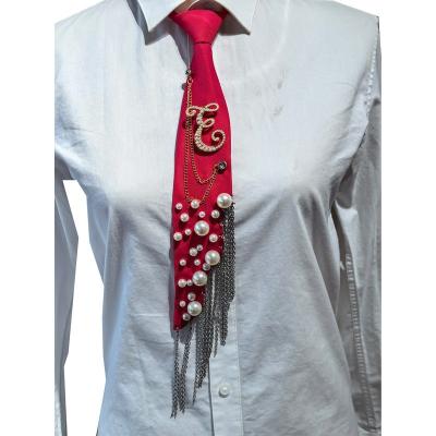 China Wholesale Letter E Pearl Brooch Necktie Handmade Faux Pearl Alphabet Pin with Iron Chain Tassel Decorative Polyester Tie for Women (Red) for sale