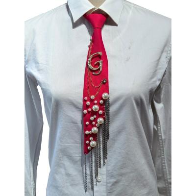 China Wholesale Letter G Pearl Brooch Necktie Handmade Faux Pearl Alphabet Pin with Iron Chain Tassel Decorative Polyester Tie for Women (Red) for sale