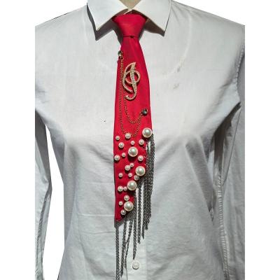 China Wholesale Letter I Pearl Brooch Necktie Handmade Faux Pearl Alphabet Pin with Iron Chain Tassel Decorative Polyester Tie for Women (Red) for sale