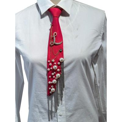 China Wholesale Letter L Pearl Brooch Necktie Handmade Faux Pearl Alphabet Pin with Iron Chain Tassel Decorative Polyester Tie for Women (Red) for sale
