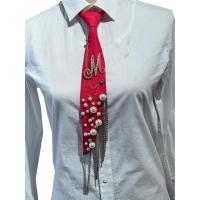 China Wholesale Letter M Pearl Brooch Necktie Handmade Faux Pearl Alphabet Pin with Iron Chain Tassel Decorative Polyester Tie for Women (Red) for sale