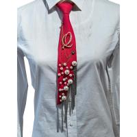 China Wholesale Letter Q Pearl Brooch Necktie Handmade Faux Pearl Alphabet Pin with Iron Chain Tassel Decorative Polyester Tie for Women (Red) for sale