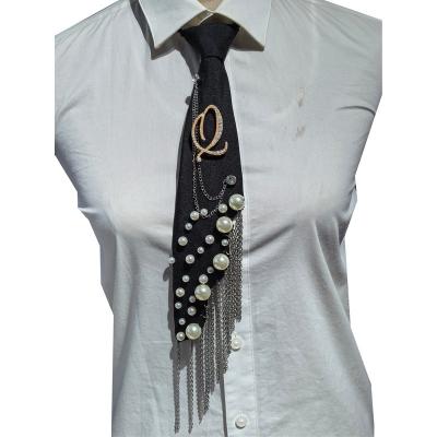 China Wholesale Letter Q Pearl Brooch Necktie Handmade Faux Pearl Alphabet Pin with Iron Chain Tassel Decorative Polyester Tie for Women (Black) for sale
