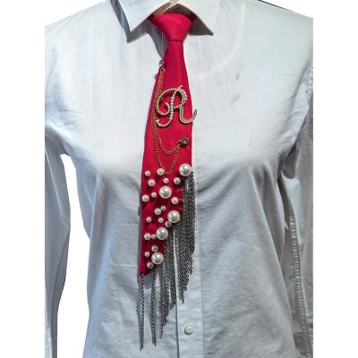 China Wholesale Letter R Pearl Brooch Necktie Handmade Faux Pearl Alphabet Pin with Iron Chain Tassel Decorative Polyester Tie for Women (Red) for sale