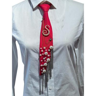 China Wholesale Letter S Pearl Brooch Necktie Handmade Faux Pearl Alphabet Pin with Iron Chain Tassel Decorative Polyester Tie for Women (Red) for sale
