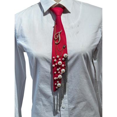 China Wholesale Letter T Pearl Brooch Necktie Handmade Faux Pearl Alphabet Pin with Iron Chain Tassel Decorative Polyester Tie for Women (Red) for sale