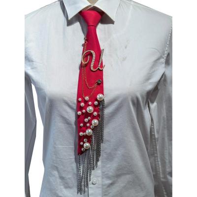 China Wholesale Letter U Pearl Brooch Necktie Handmade Faux Pearl Alphabet Pin with Iron Chain Tassel Decorative Polyester Tie for Women (Red) for sale