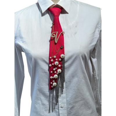 China Wholesale Letter V Pearl Brooch Necktie Handmade Faux Pearl Alphabet Pin with Iron Chain Tassel Decorative Polyester Tie for Women (Red) for sale