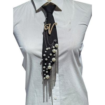 China Wholesale Letter V Pearl Brooch Necktie Handmade Faux Pearl Alphabet Pin with Iron Chain Tassel Decorative Polyester Tie for Women (Black) for sale