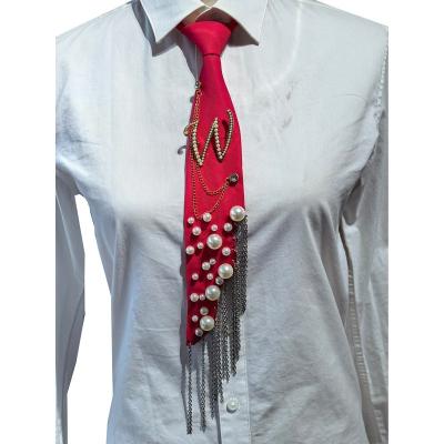 China Wholesale Letter W Pearl Brooch Necktie Handmade Faux Pearl Alphabet Pin with Iron Chain Tassel Decorative Polyester Tie for Women (Red) for sale