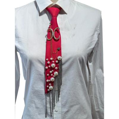 China Wholesale Letter X Pearl Brooch Necktie Handmade Faux Pearl Alphabet Pin with Iron Chain Tassel Decorative Polyester Tie for Women (Red) for sale