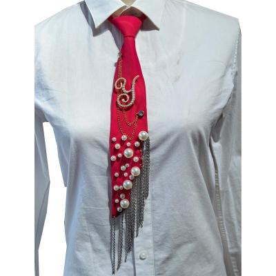 China Wholesale Letter Y Pearl Brooch Necktie Handmade Faux Pearl Alphabet Pin with Iron Chain Tassel Decorative Polyester Tie for Women (Red) for sale