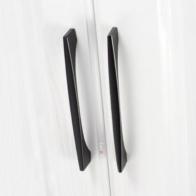 China Oem Matte Black Furniture Cabinet Handle 96 - 320mm Kitchen Pulls for sale